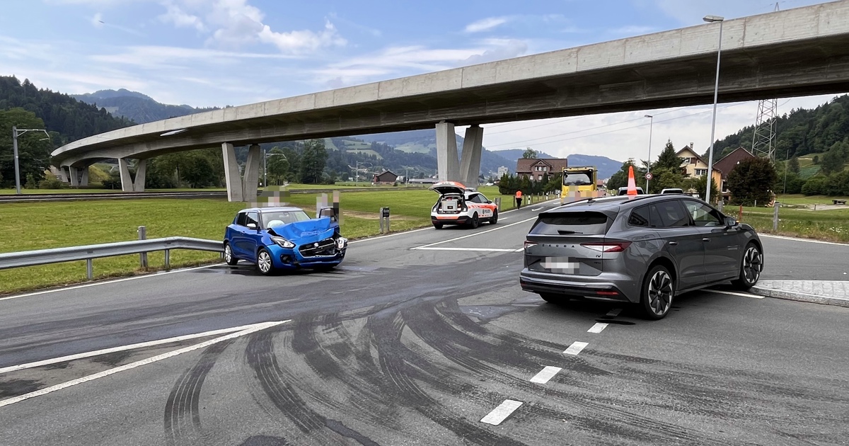 Kollision zwischen zwei Autos beim Einbiegen auf Umfahrungsstrasse | W&O