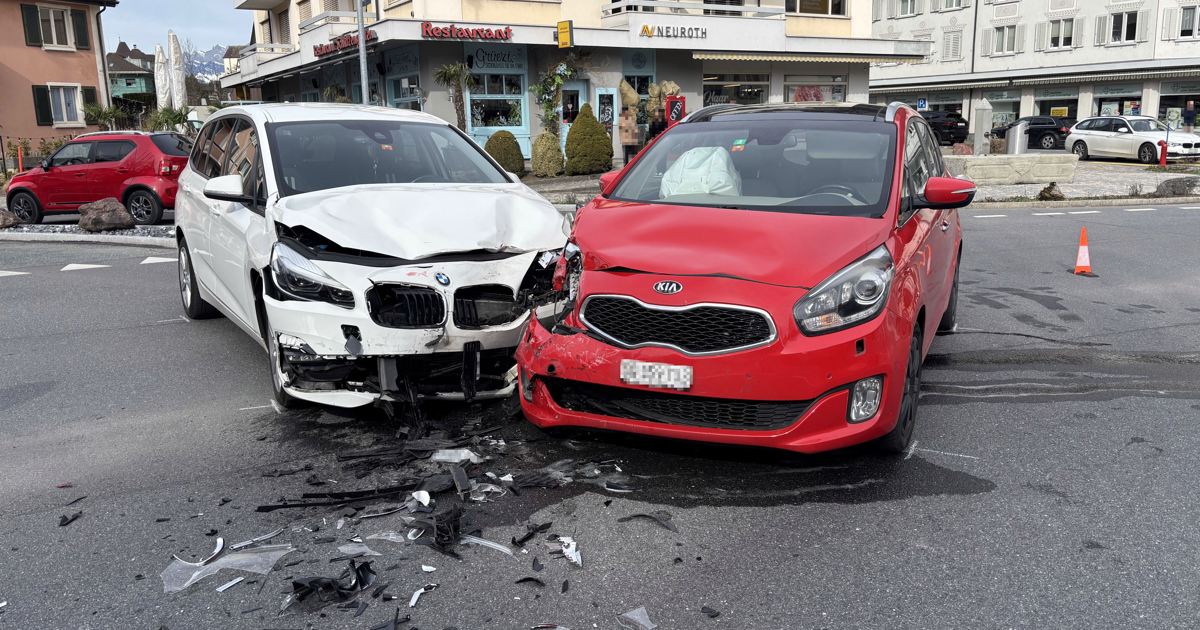 Crash auf der Schwefelbadkreuzung: Ein Verletzter und viel Blechschaden | W&O