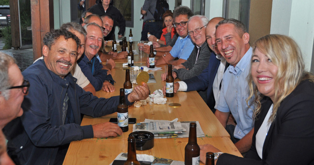 W&O-Redaktionswagen beim Gemeindesaal: Wurst, Bier und gute Laune trotz ...