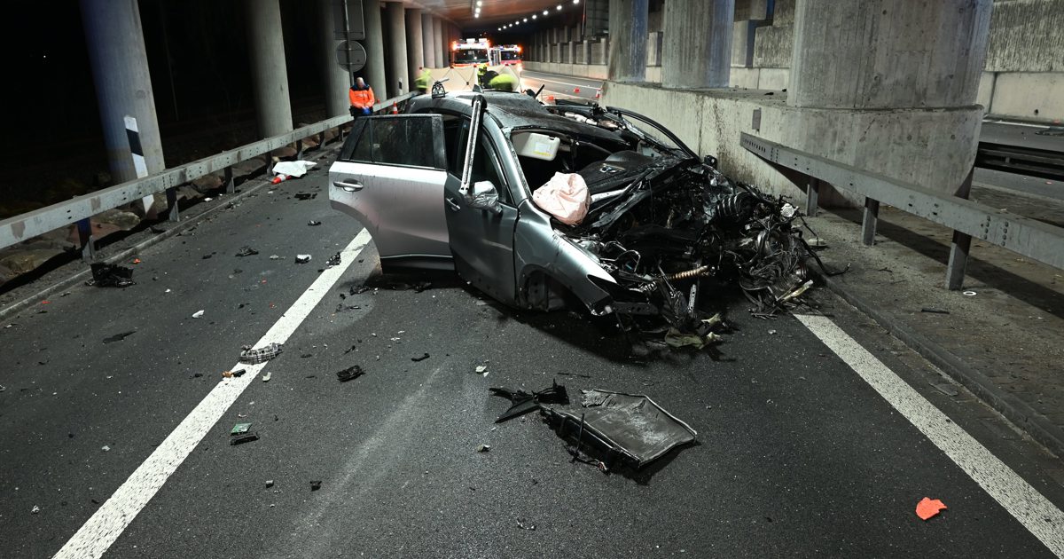 Heftiger Crash: Autofahrer stirbt bei Selbstunfall | W&O