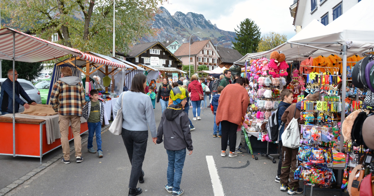 Gamser Herbstmarkt: Gitzi und Gäste trotzen dem Föhn | W&O