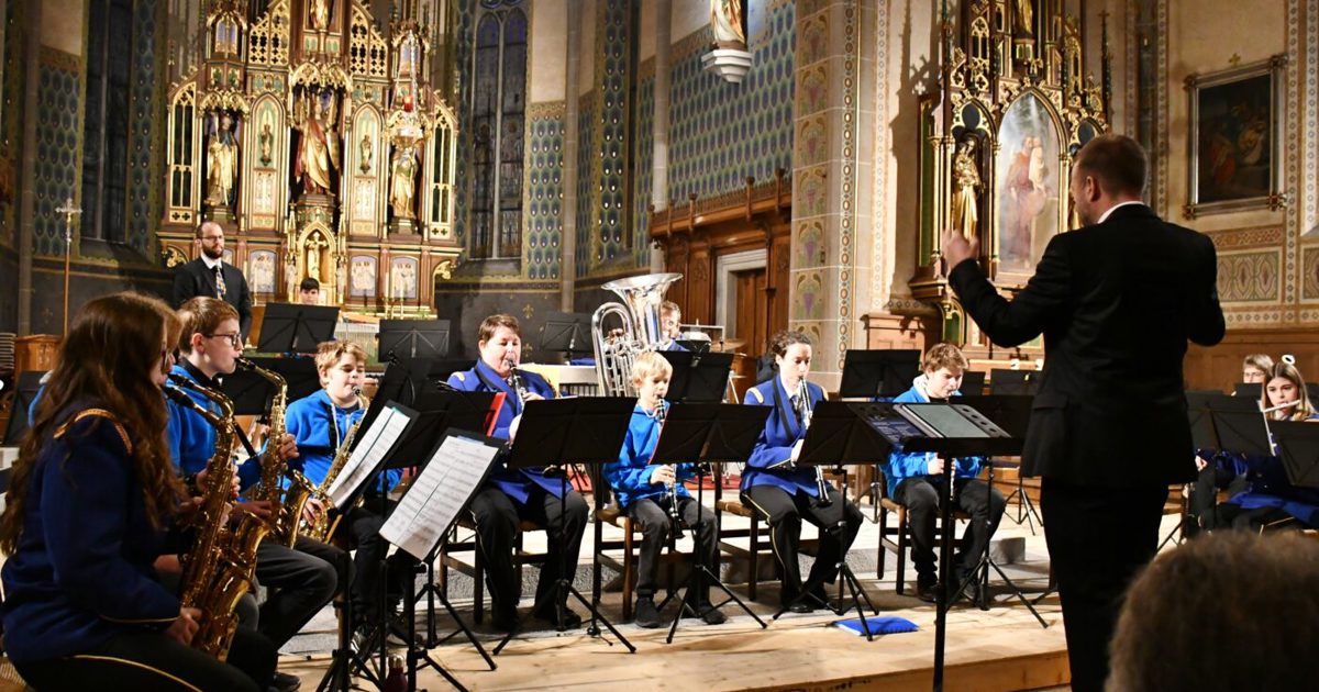 Stimmungsvoll in die Vorweihnachtszeit mit Bürgermusik und Future Band ...