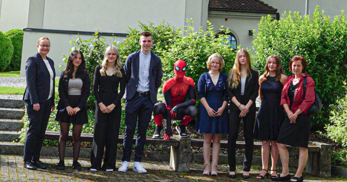 Held:innen und Feste als Themen: Bei bester Stimmung feierten 15 ... Held:innen und Feste als Themen: Bei bester Stimmung feierten 15 ...