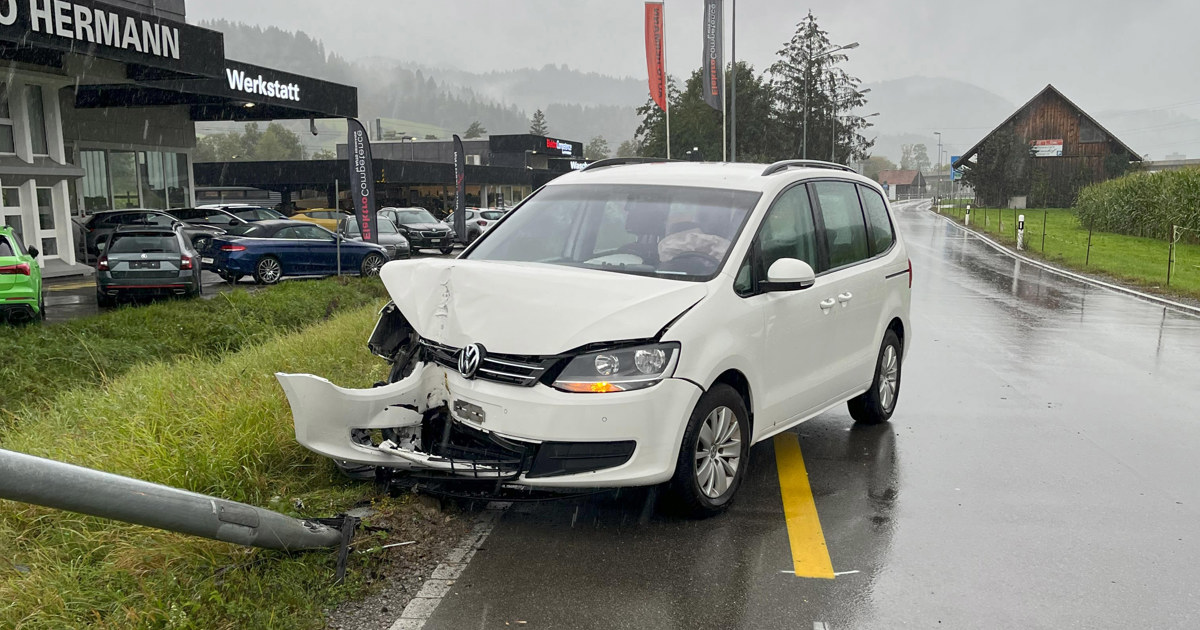 Mann will während der Fahrt Handy vom Boden aufnehmen und prallt in ...