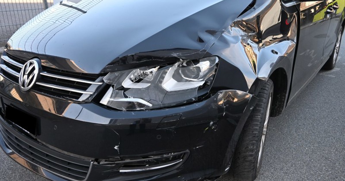 Linienbus mit Auto zusammengestossen: Blechschaden | W&O