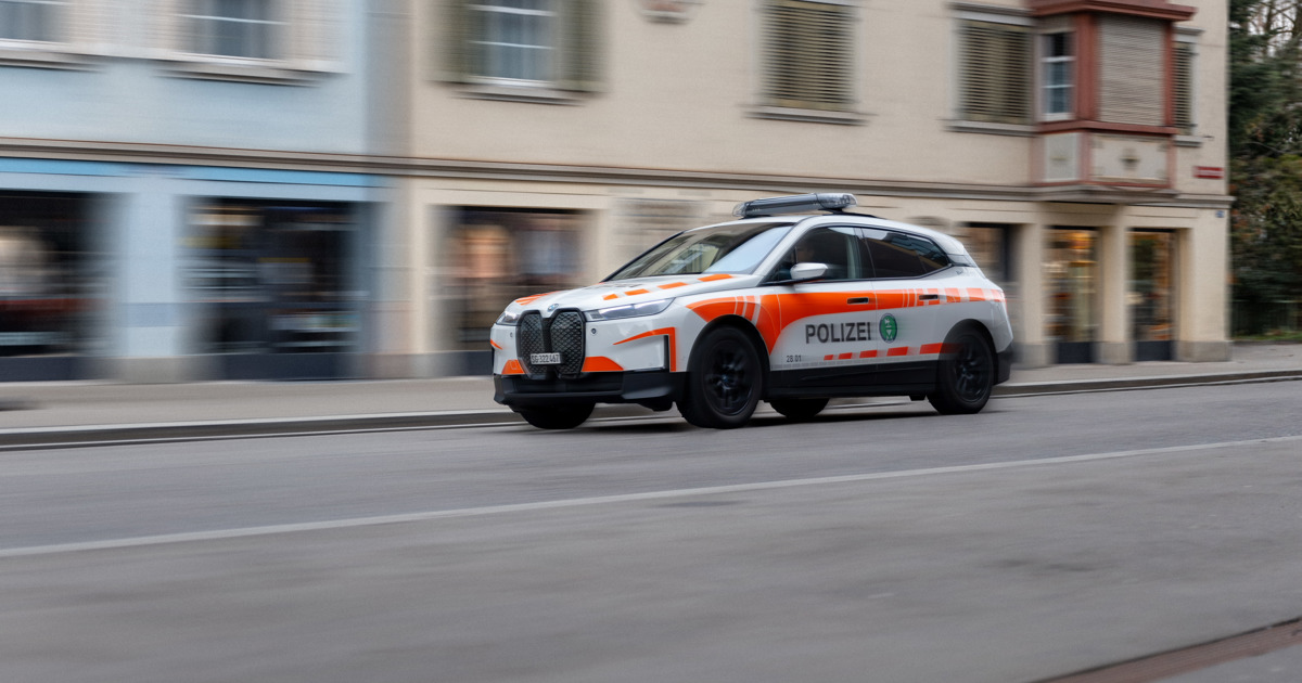 Ohne Kontrollschilder Polizeiauto zu schnell überholt und sich in ...