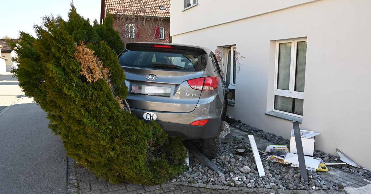 20'000 Franken Schaden: Auto prallt in Hauswand | W&O
