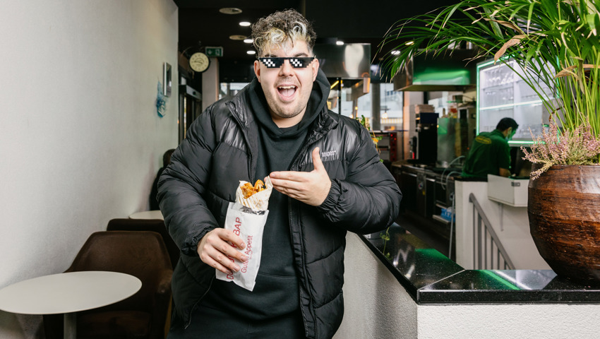 Steve Merson verteilt Gratis-Döner in Buchs | W&O